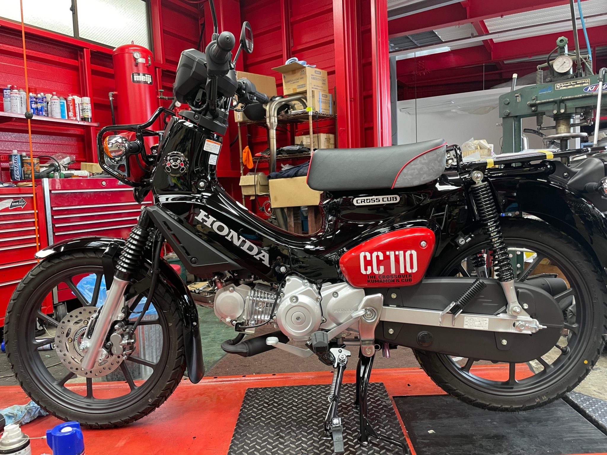 神戸市よりご来店です。ホンダ クロスカブ 110 JA60 くまモン USB電源取付ご依頼頂きました。。